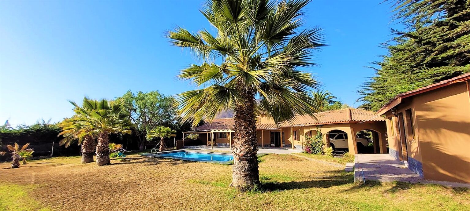 Hermosa casa con estilo Colonial en exclusivo Condominio – Di Croce